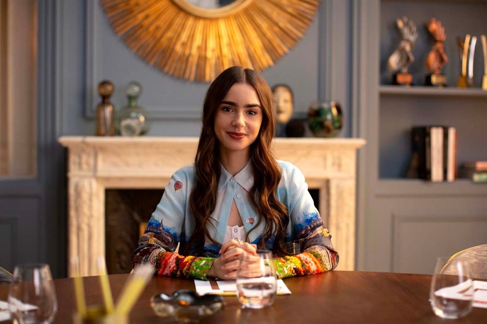Lily Collins walks into a restaurant and gives a pregnant woman a ...