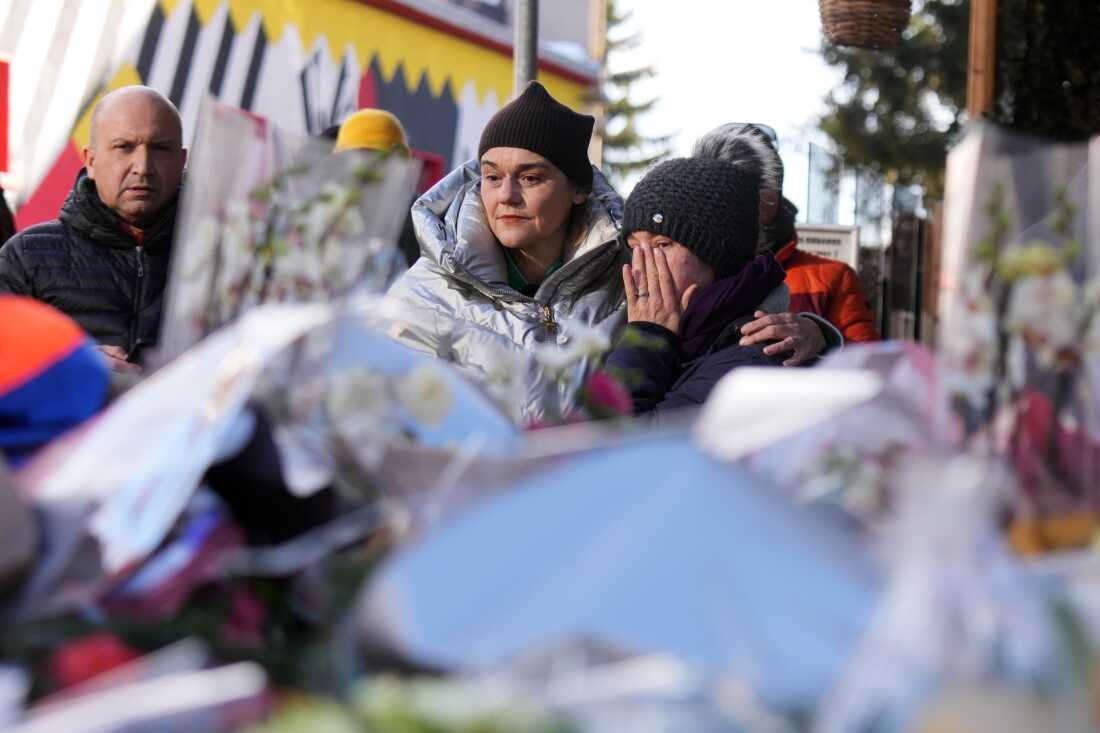 TEARS FLOWING: Minutes before the tragedy, "The girl in the helmet," 24 ...